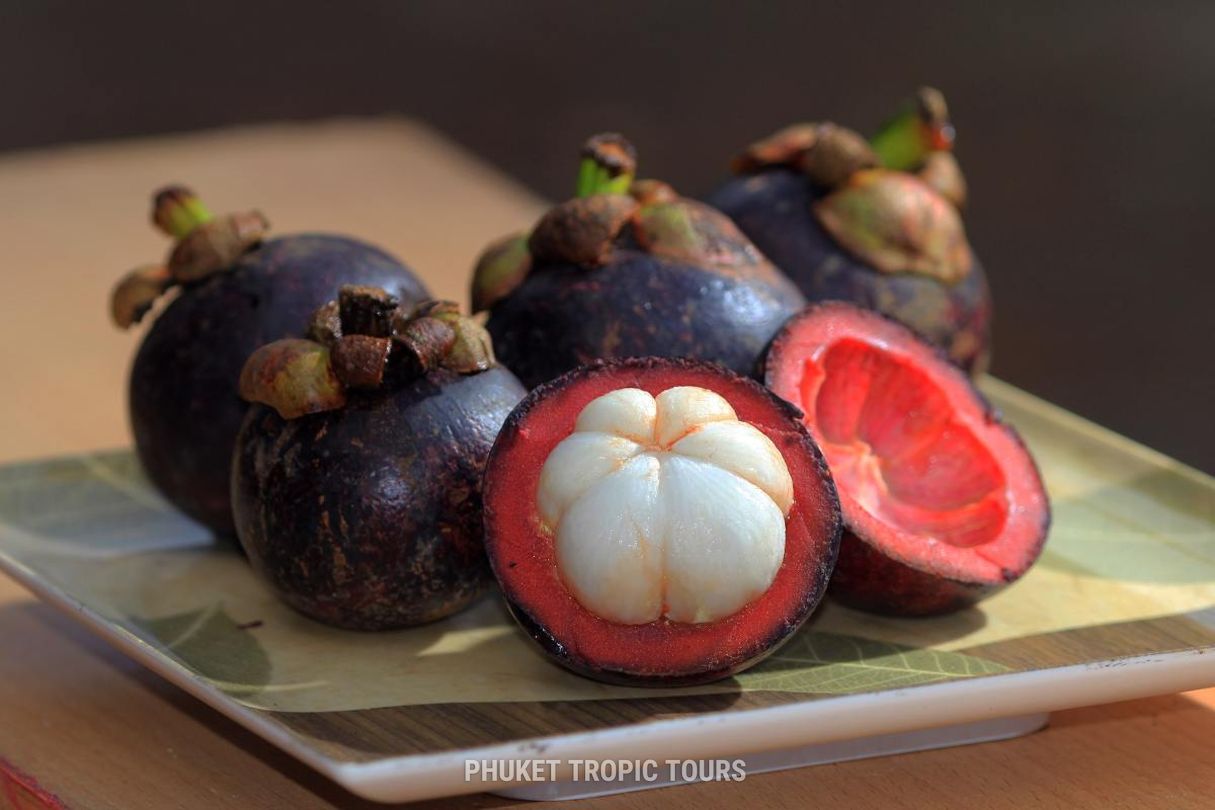Thai Fruits 🥭 Seasonal Guide 2025 – Mango, Durian & More